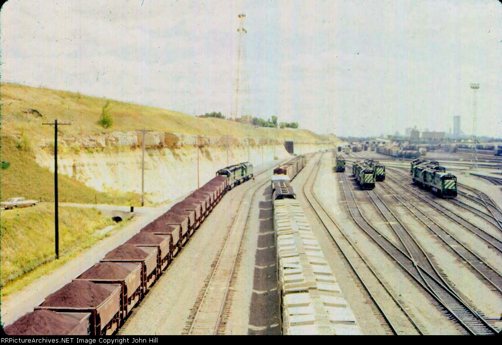 1015-32 Eastbound BN ore train at Northtown Yard